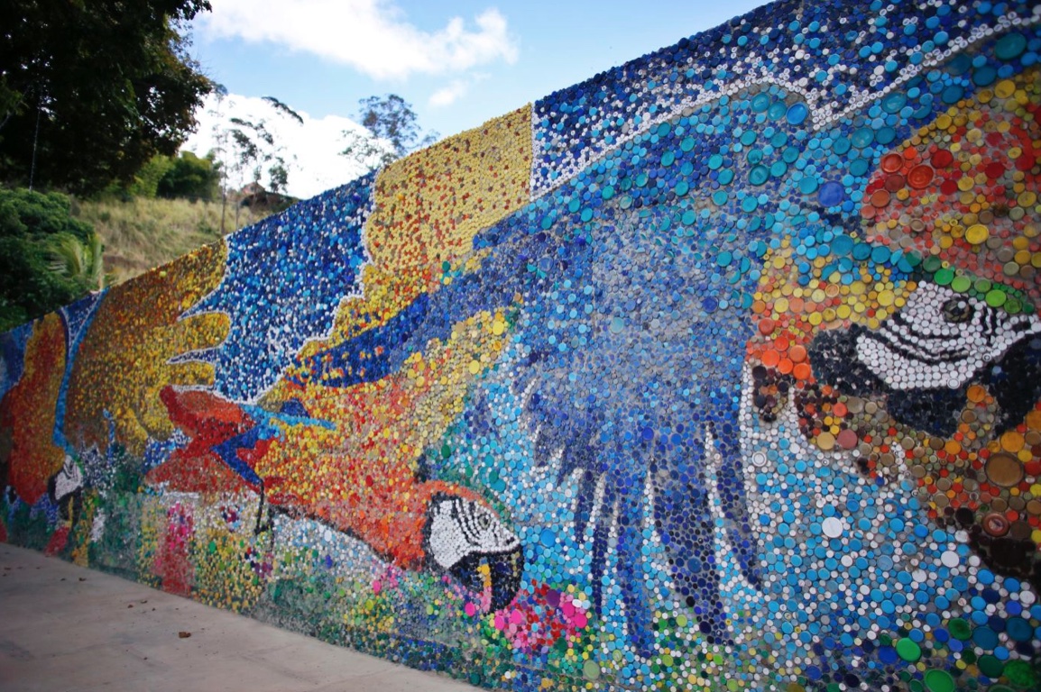 Artista venezolano presenta el mural de tapas plásticas más grande del ...